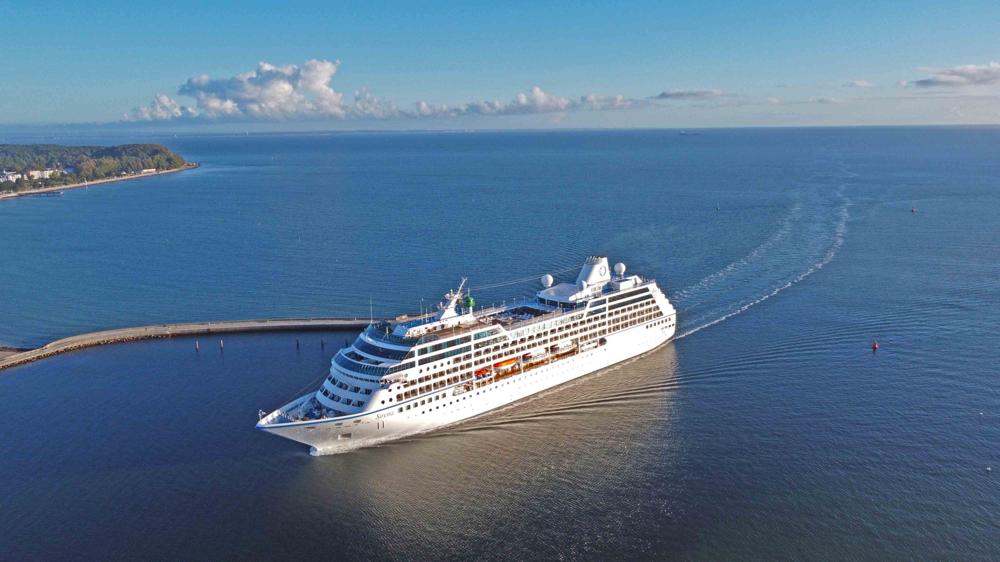 MS Sirena – elegant Oceania ship on a Hanseatic cruise - Ships At Sea