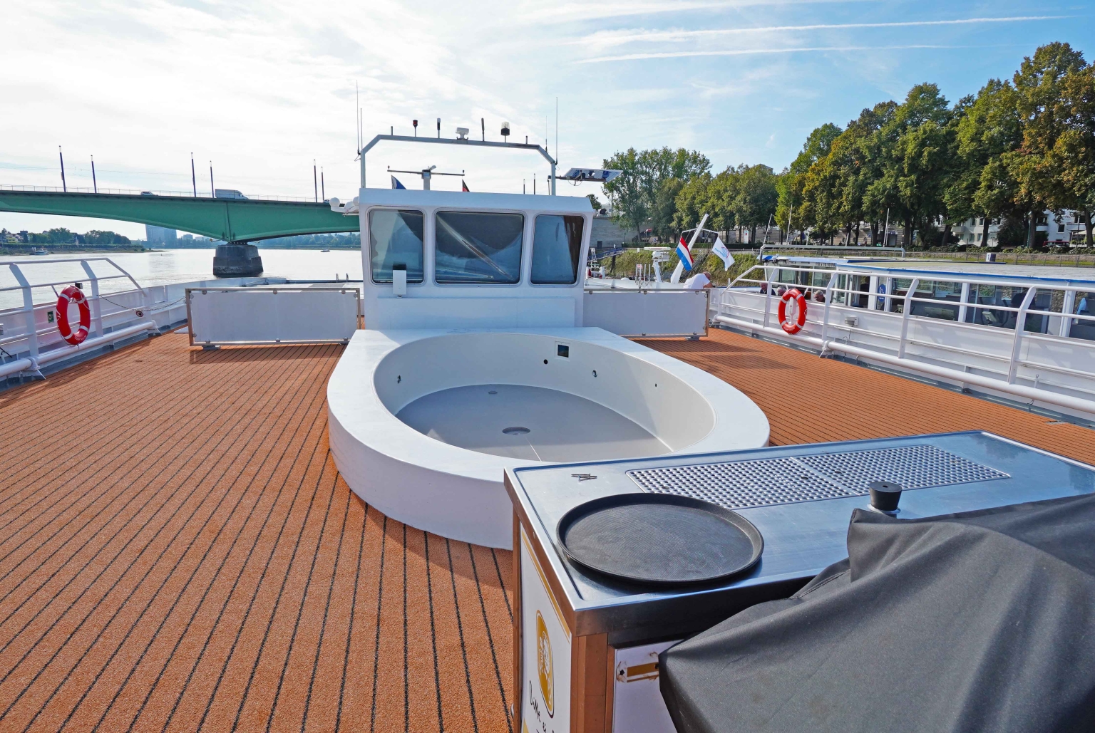 MS Dutch Largo: The modernised cruise classic in a ship’s portrait ...