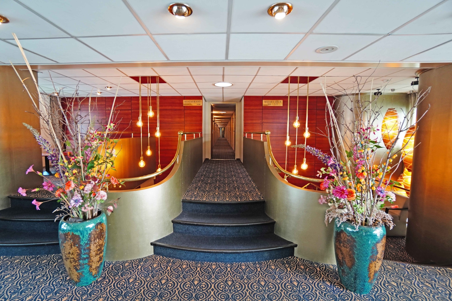 MS Dutch Largo: The modernised cruise classic in a ship’s portrait ...