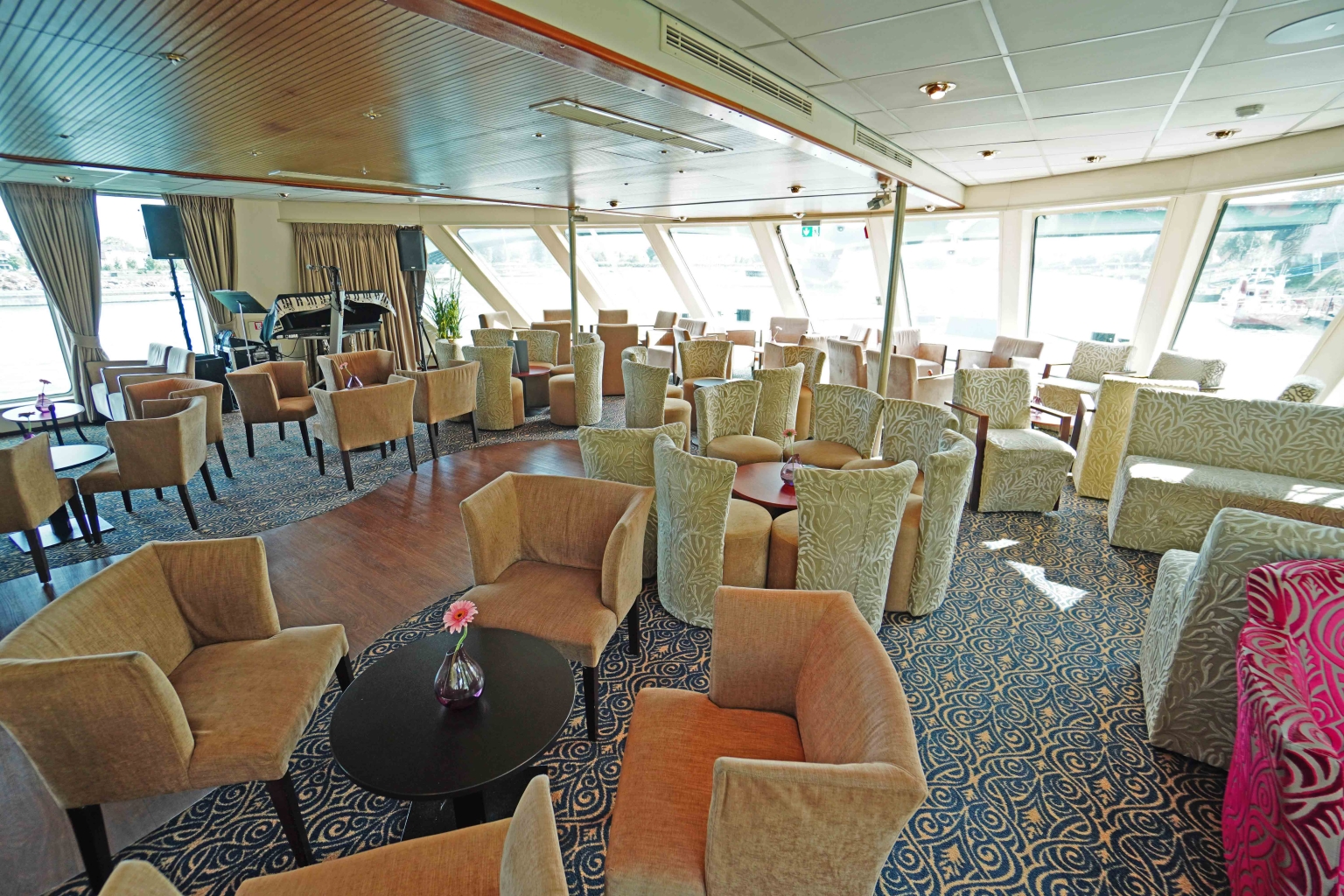 MS Dutch Largo: The modernised cruise classic in a ship’s portrait ...